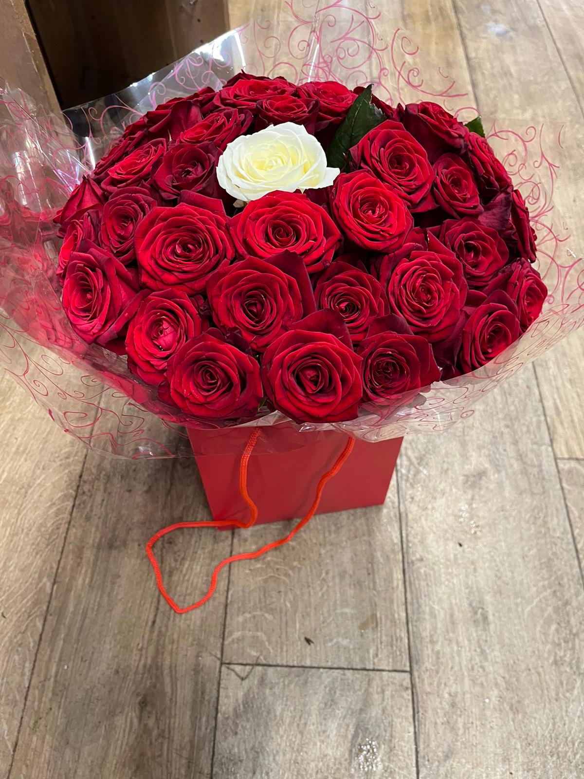 Simple red rose and avalanche – Cathy’s Flowers & farm Shop